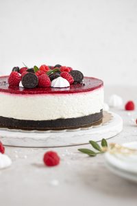 Malinova cheesecake torta z oreo piškoti - Leaneen