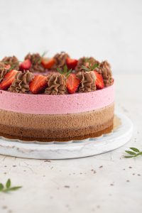 Jagodna torta z mlečno čokolado - Leaneen